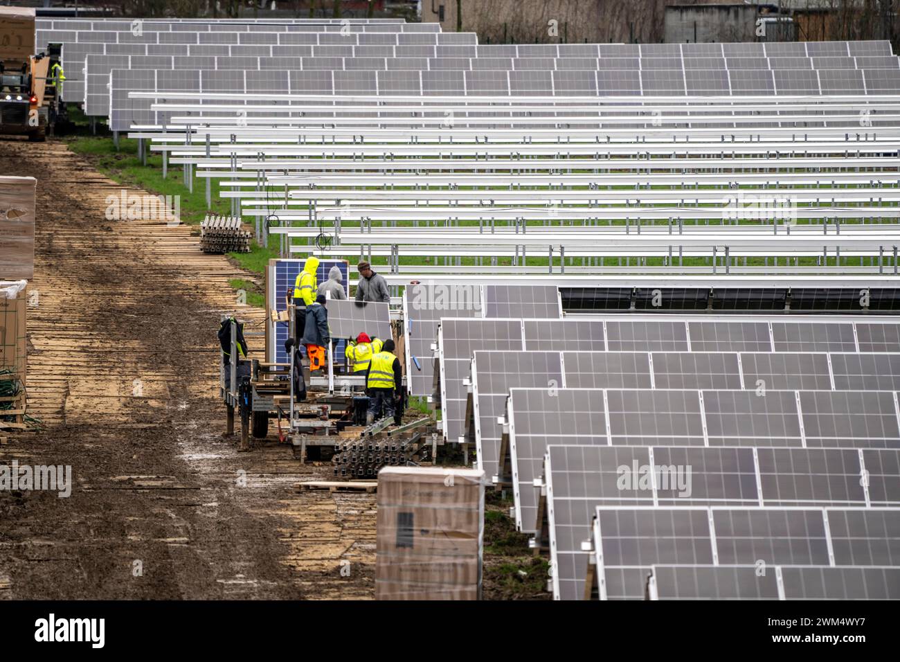 Construction of a solar park in Neukirchen-Vluyn, over 10,000 solar ...