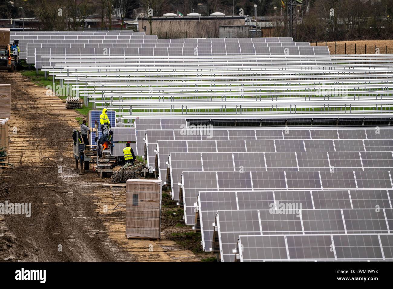 Construction of a solar park in Neukirchen-Vluyn, over 10,000 solar ...