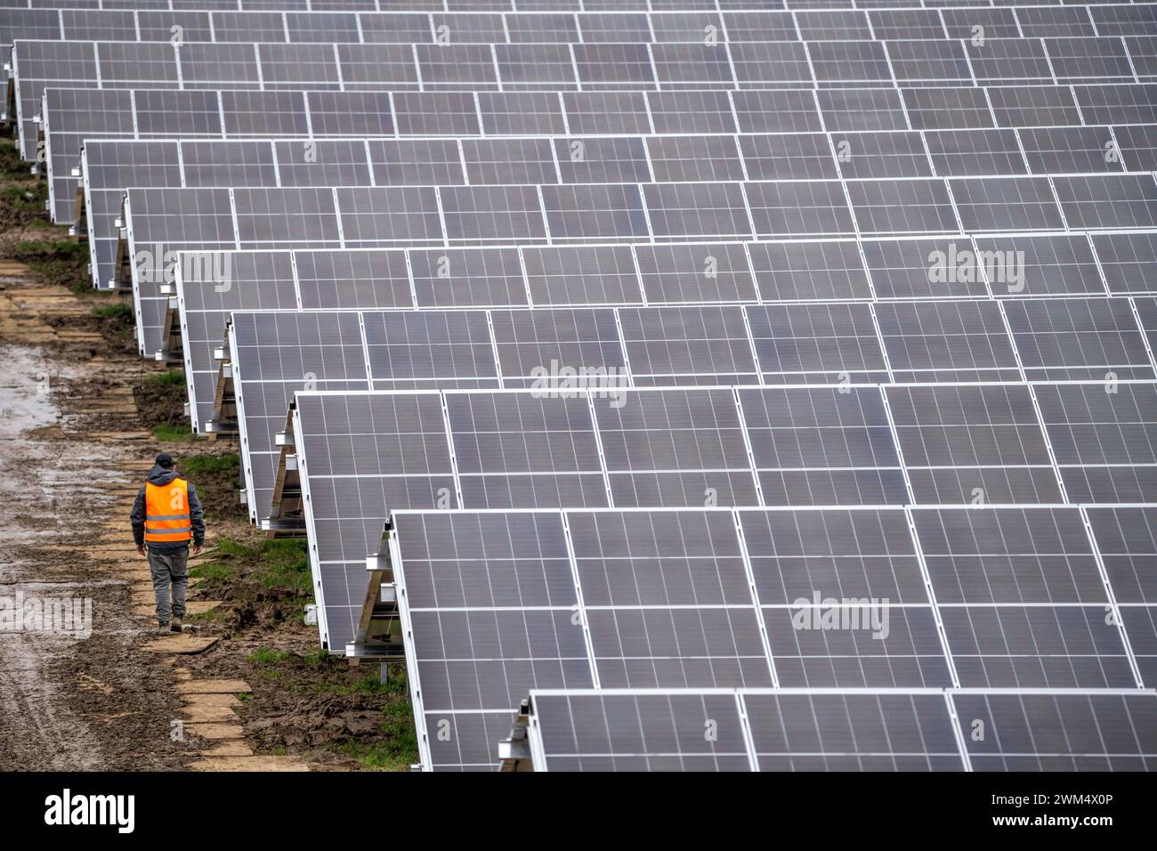 Construction of a solar park in Neukirchen-Vluyn, over 10,000 solar ...