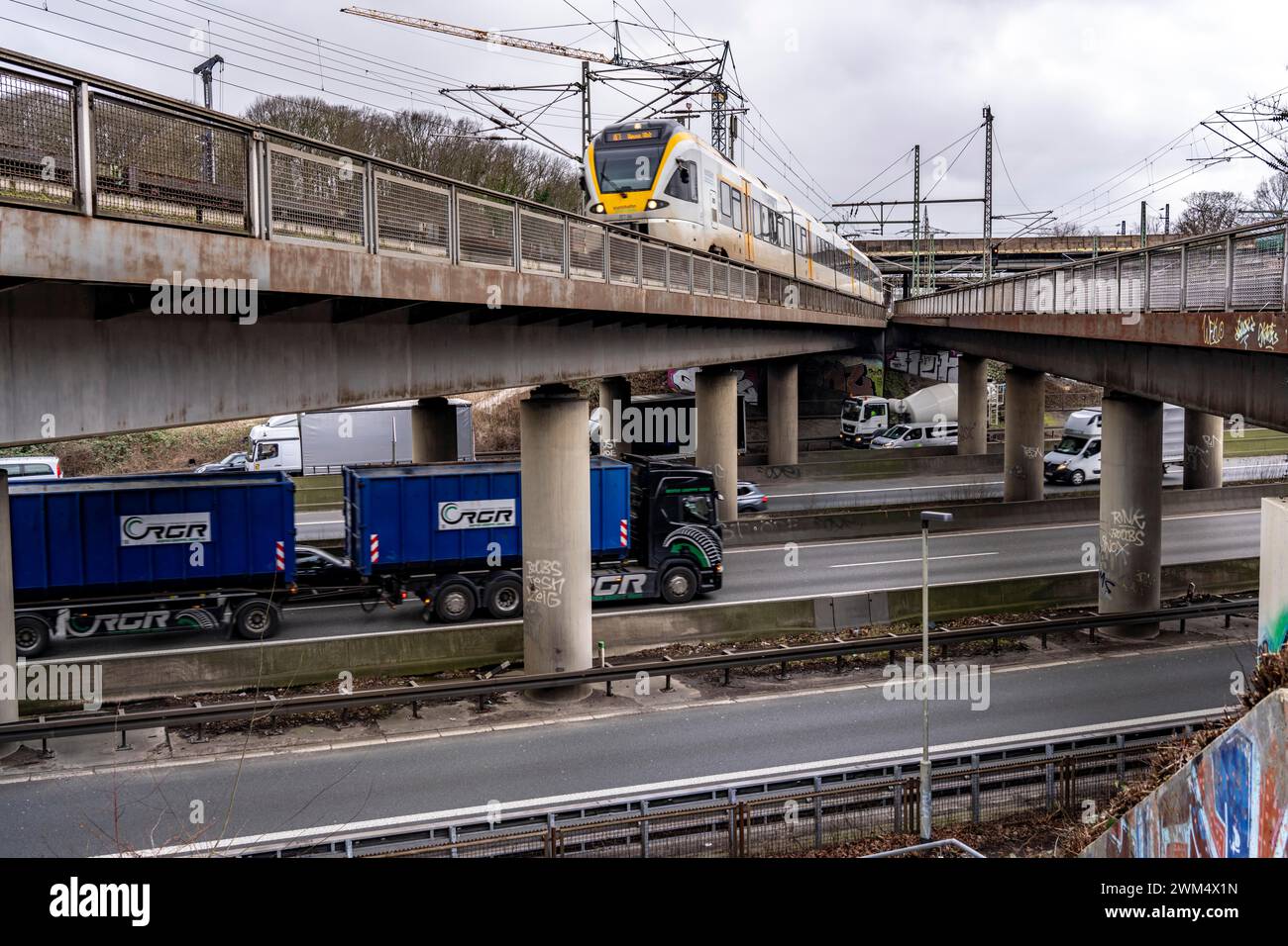 Railroad bridges at the Duisburg-Kaiserberg interchange, complete ...
