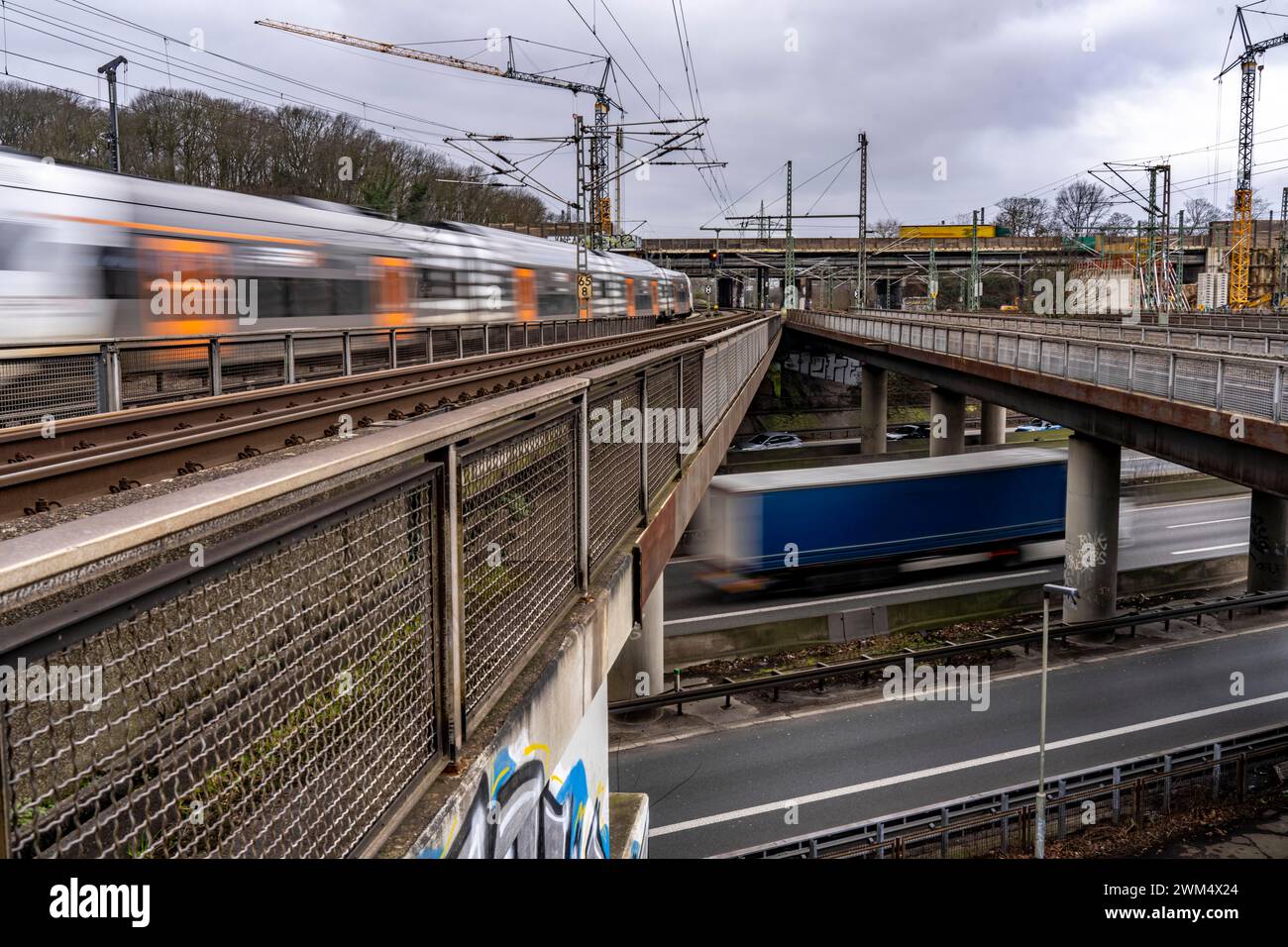 Railroad bridges at the Duisburg-Kaiserberg interchange, complete ...