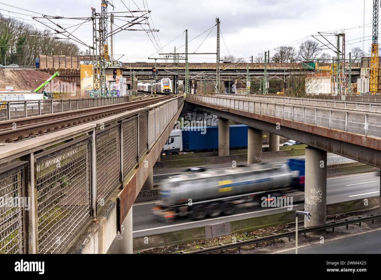 Railroad bridges at the Duisburg-Kaiserberg interchange, complete ...