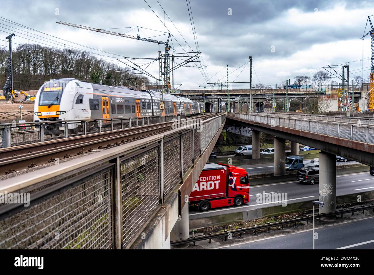 Railroad bridges at the Duisburg-Kaiserberg interchange, complete ...