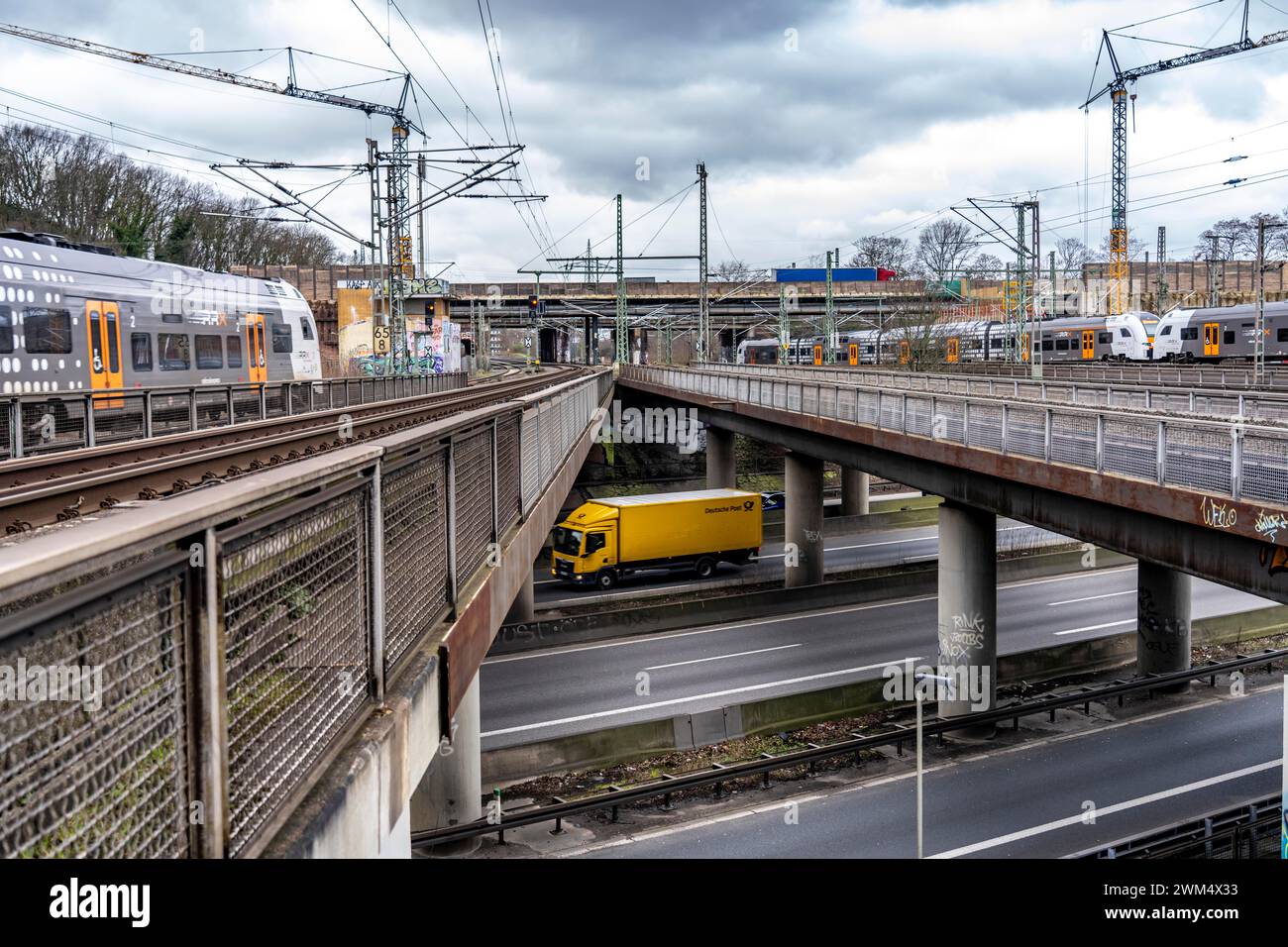 Railroad bridges at the Duisburg-Kaiserberg interchange, complete ...