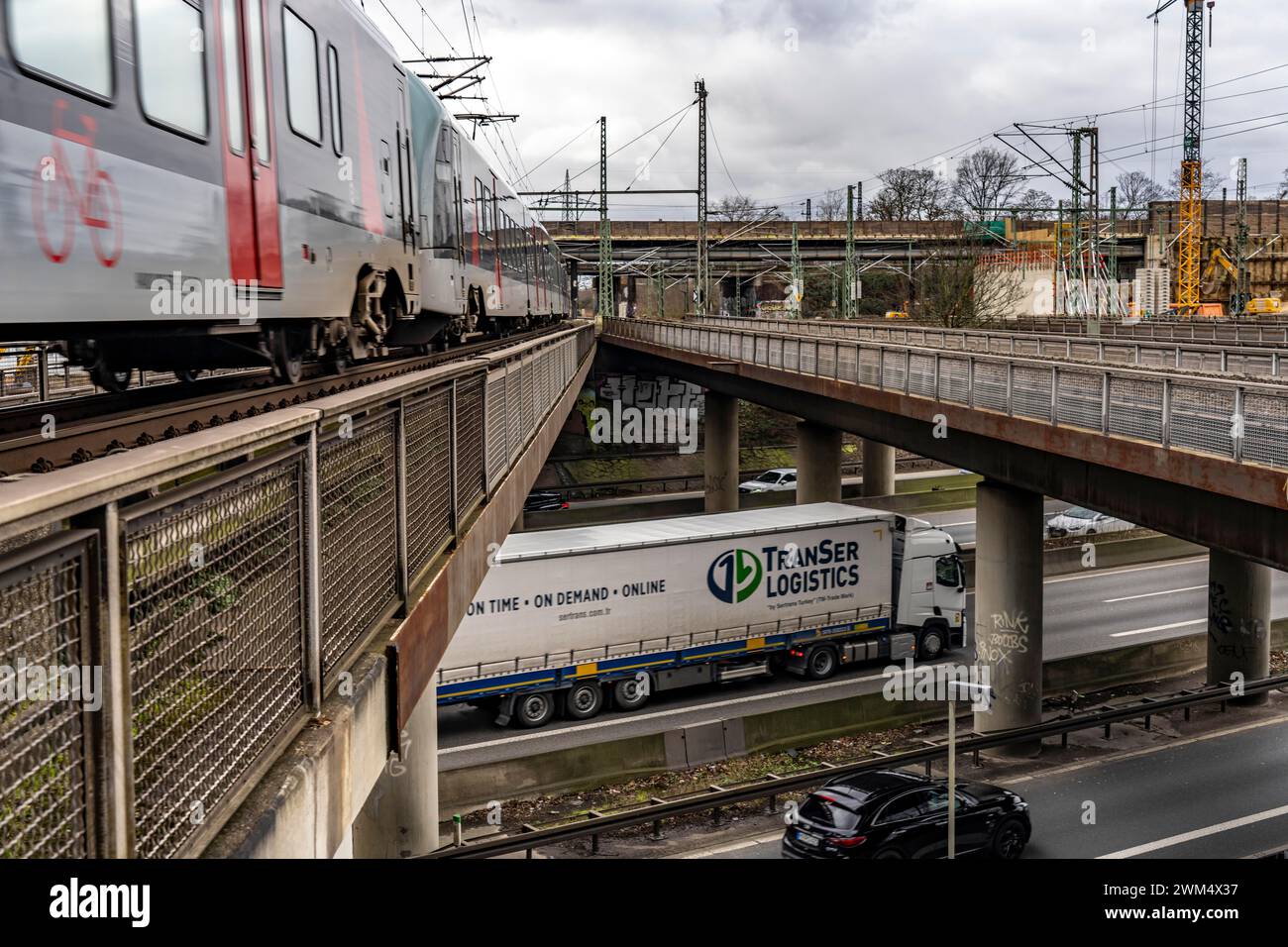 Railroad bridges at the Duisburg-Kaiserberg interchange, complete ...