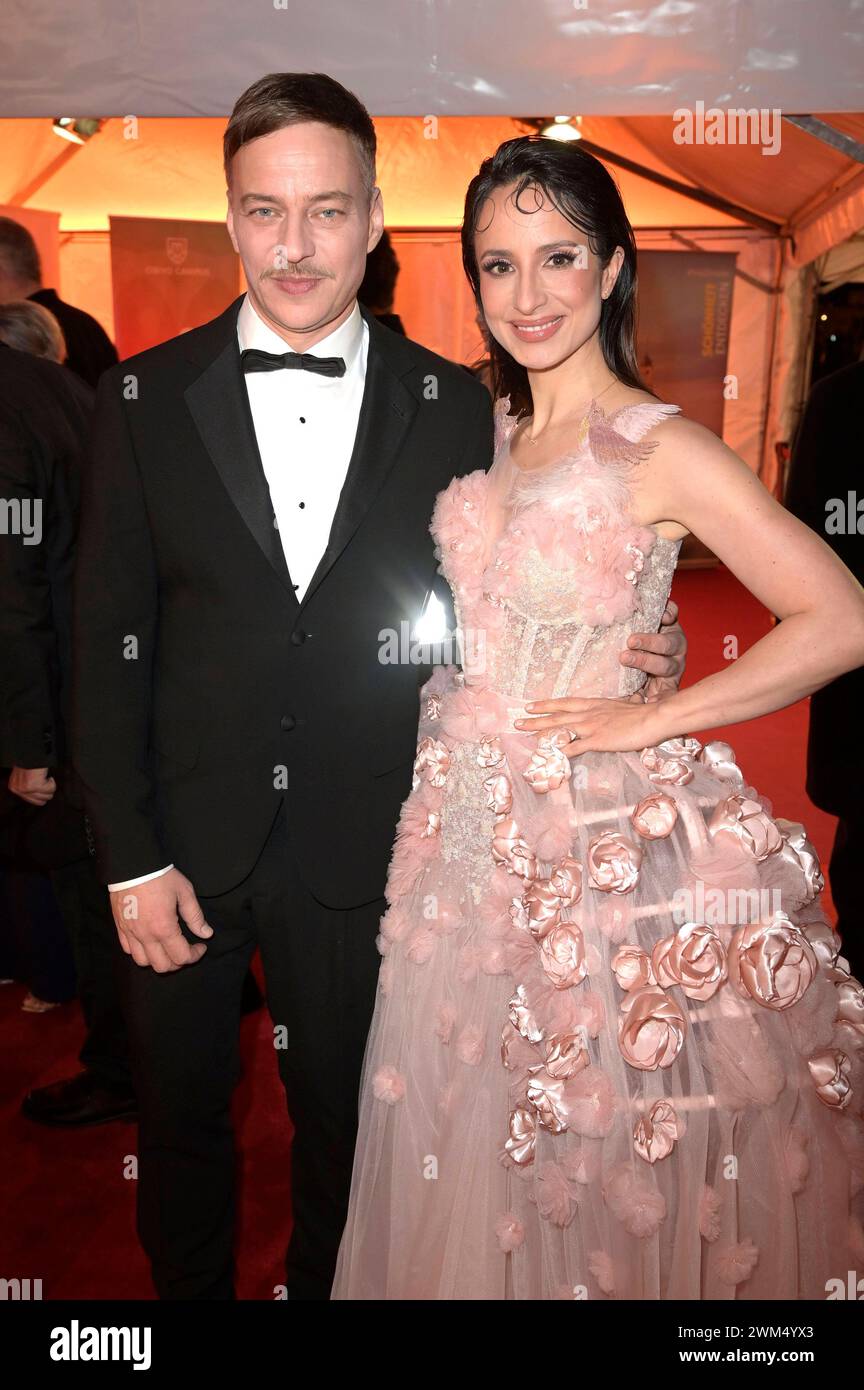 Tom Wlaschiha und Stephanie Stumph beim 16. SemperOpernball 2024 in der ...