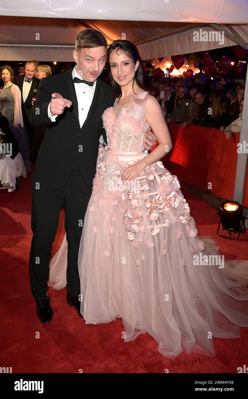 Tom Wlaschiha und Stephanie Stumph beim 16. SemperOpernball 2024 in der Semper Oper. Dresden, 23 ...