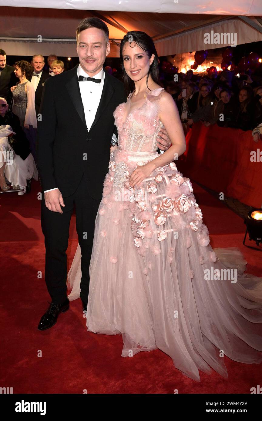 Tom Wlaschiha und Stephanie Stumph beim 16. SemperOpernball 2024 in der ...