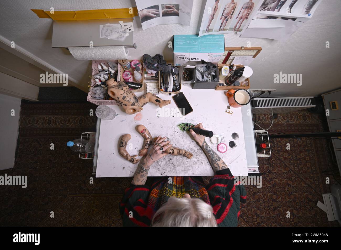 Munich, Germany. 23rd Feb, 2024. Artist Liza Mercedes works on a ...