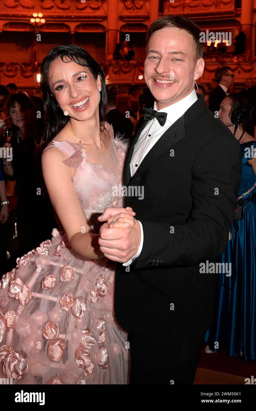 Stephanie Stumph und Tom Wlaschiha beim 16. SemperOpernball 2024 in der ...