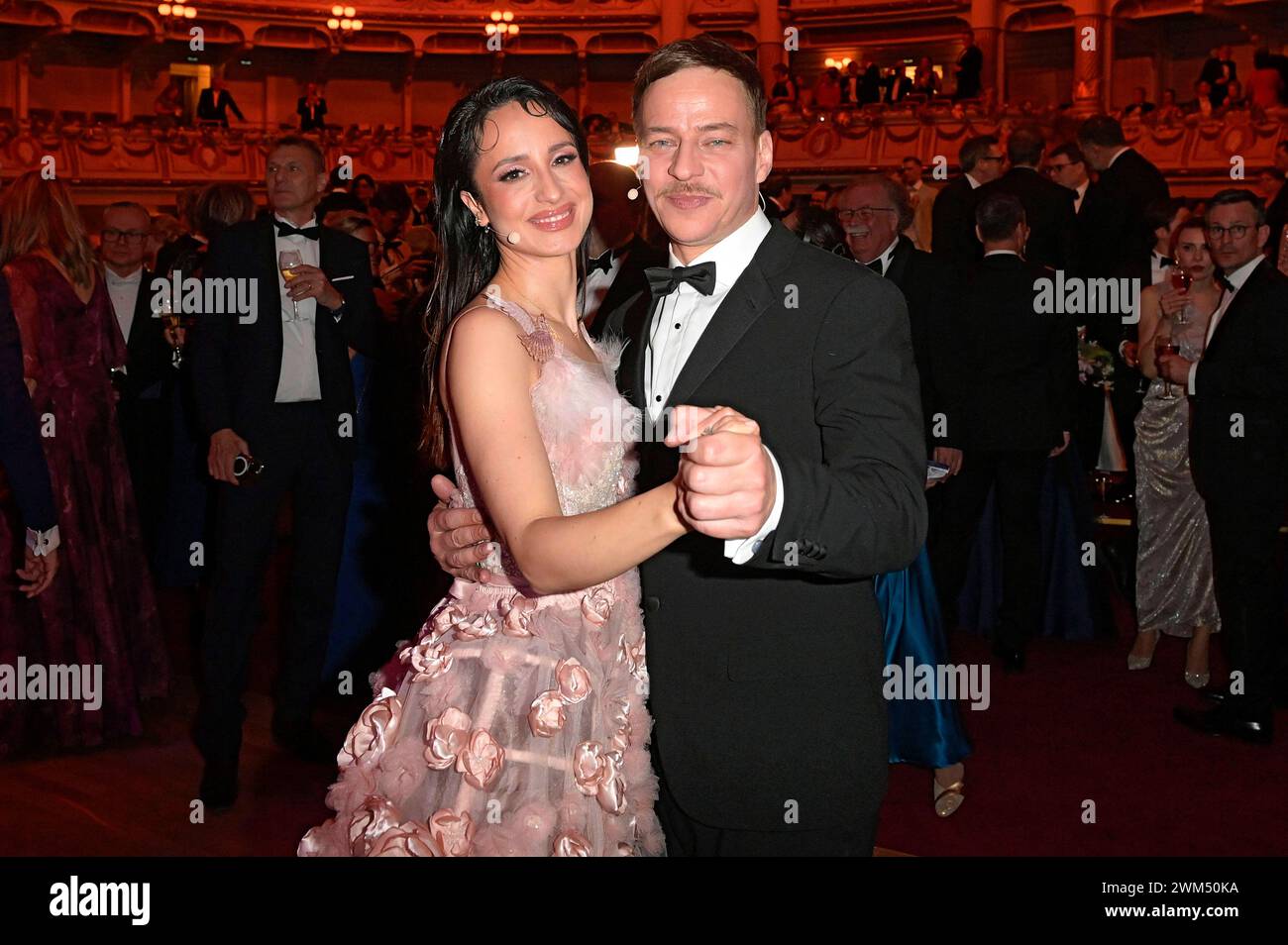 Stephanie Stumph und Tom Wlaschiha beim 16. SemperOpernball 2024 in der Semper Oper. Dresden, 23 ...