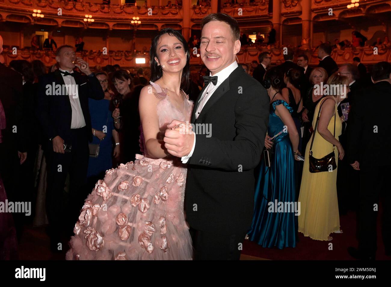 Stephanie Stumph und Tom Wlaschiha beim 16. SemperOpernball 2024 in der Semper Oper. Dresden, 23 ...