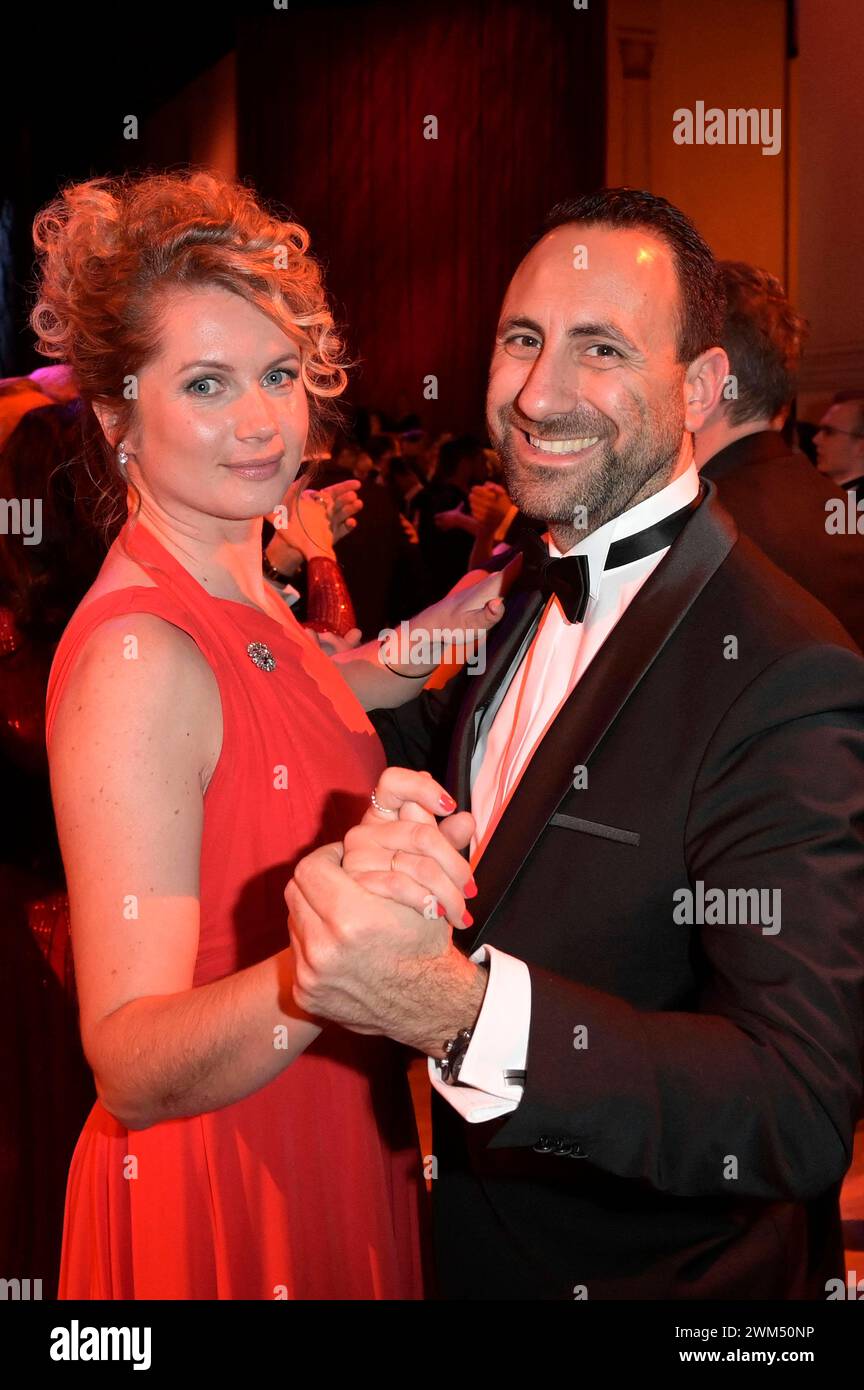 Cornelia Gröschel und Partner beim 16. SemperOpernball 2024 in der ...