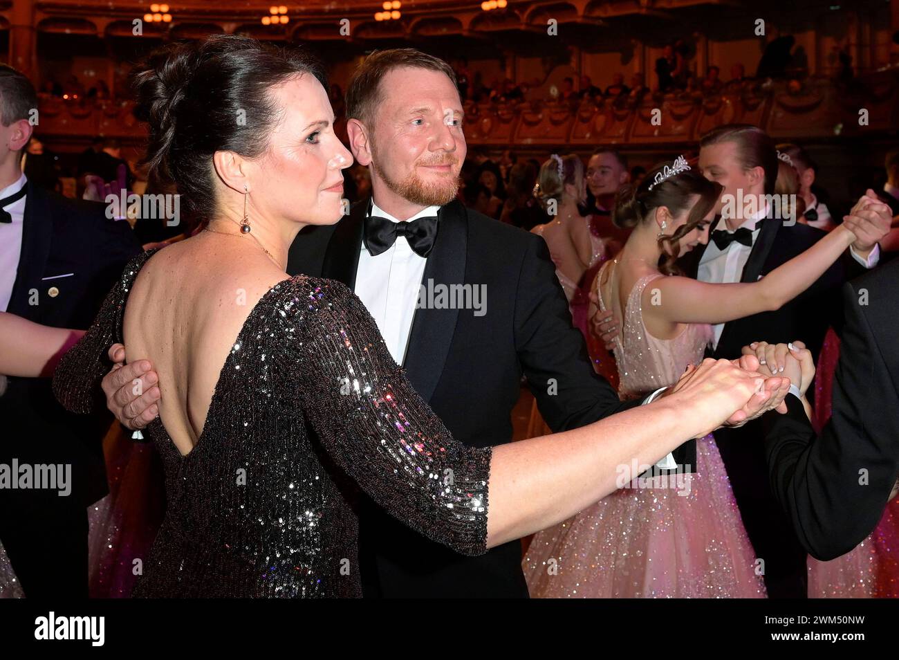 Michael Kretschmer mit Partnerin Annett Hofmann beim 16. SemperOpernball 2024 in der Semper Oper ...