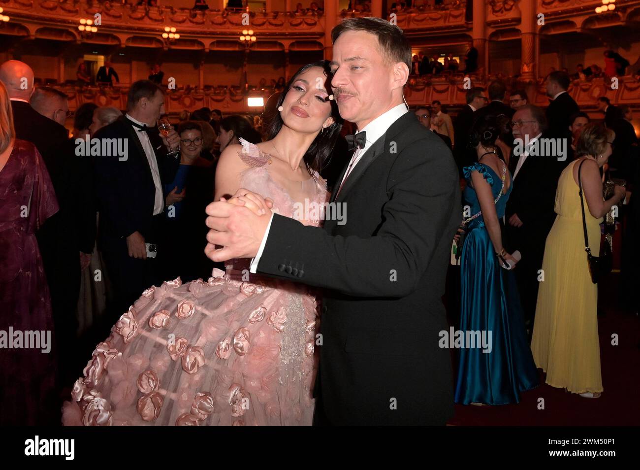 Stephanie Stumph und Tom Wlaschiha beim 16. SemperOpernball 2024 in der ...