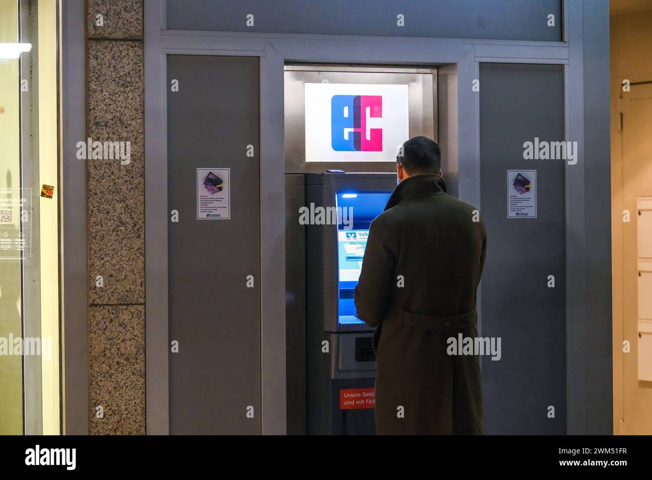 Düsseldorf 24.02.2024 Bargeld Bargeldautomaten ATM EC-Karte electronic ...