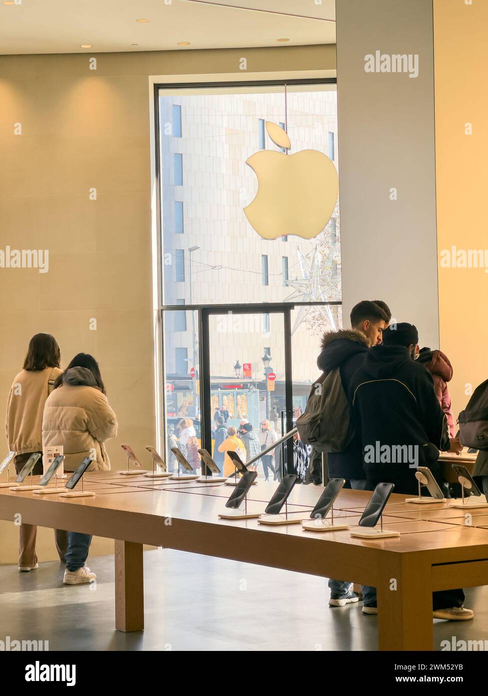 Official apple store spain hi-res stock photography and images - Alamy