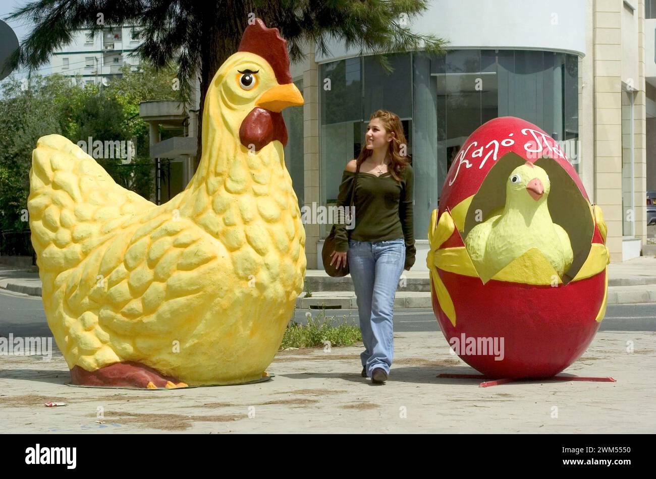 Oversized chickens hi-res stock photography and images - Alamy