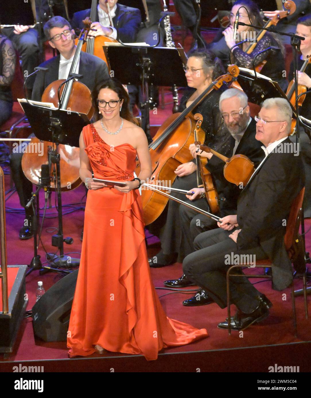 23.02.2024, 16. Semperopernball, Dresden, Moderatorin Stephanie Stumph ...
