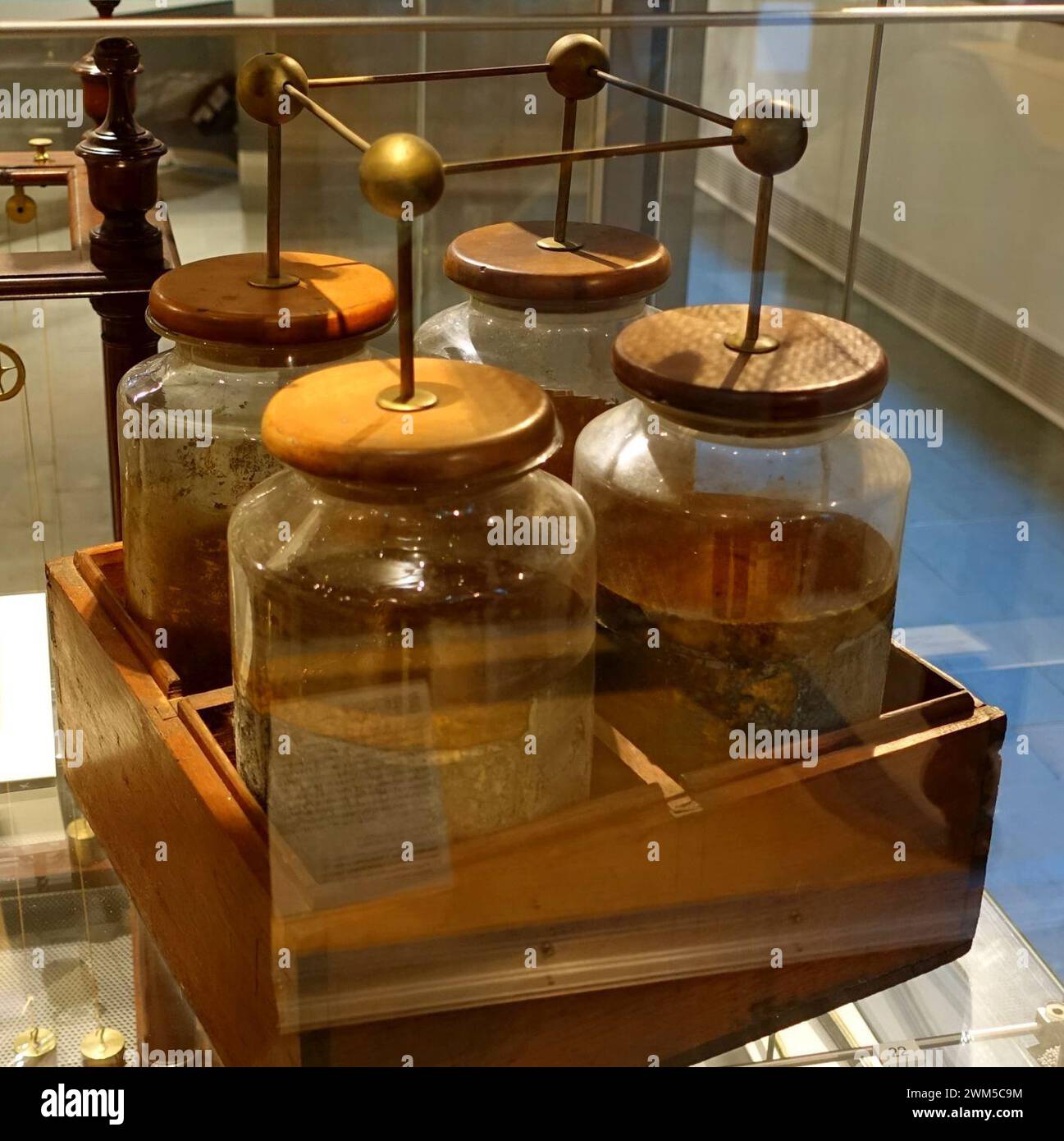 Leyden jars hi-res stock photography and images - Alamy