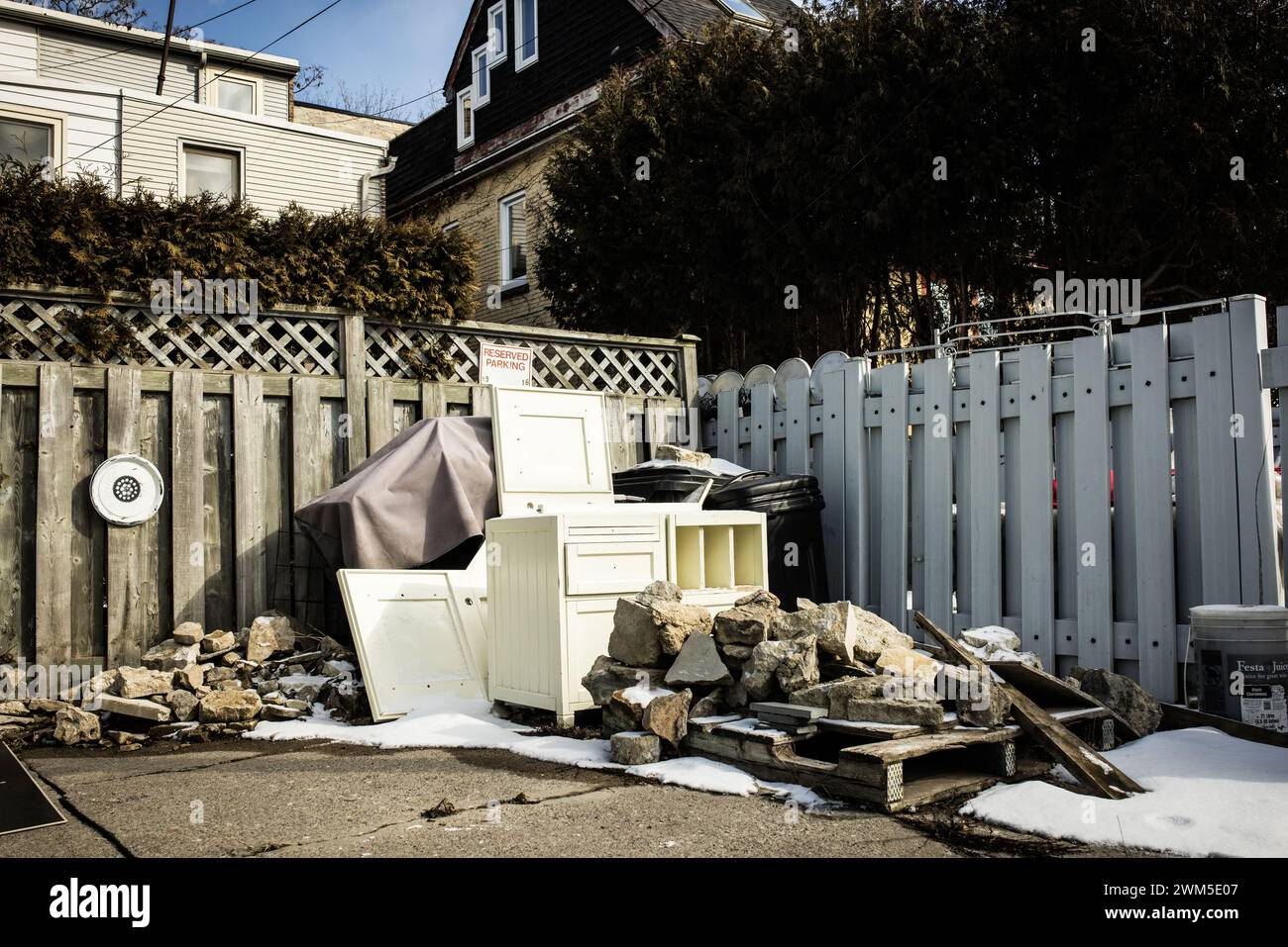 Toronto, Canada - Waste and garbage lying around Stock Photo - Alamy