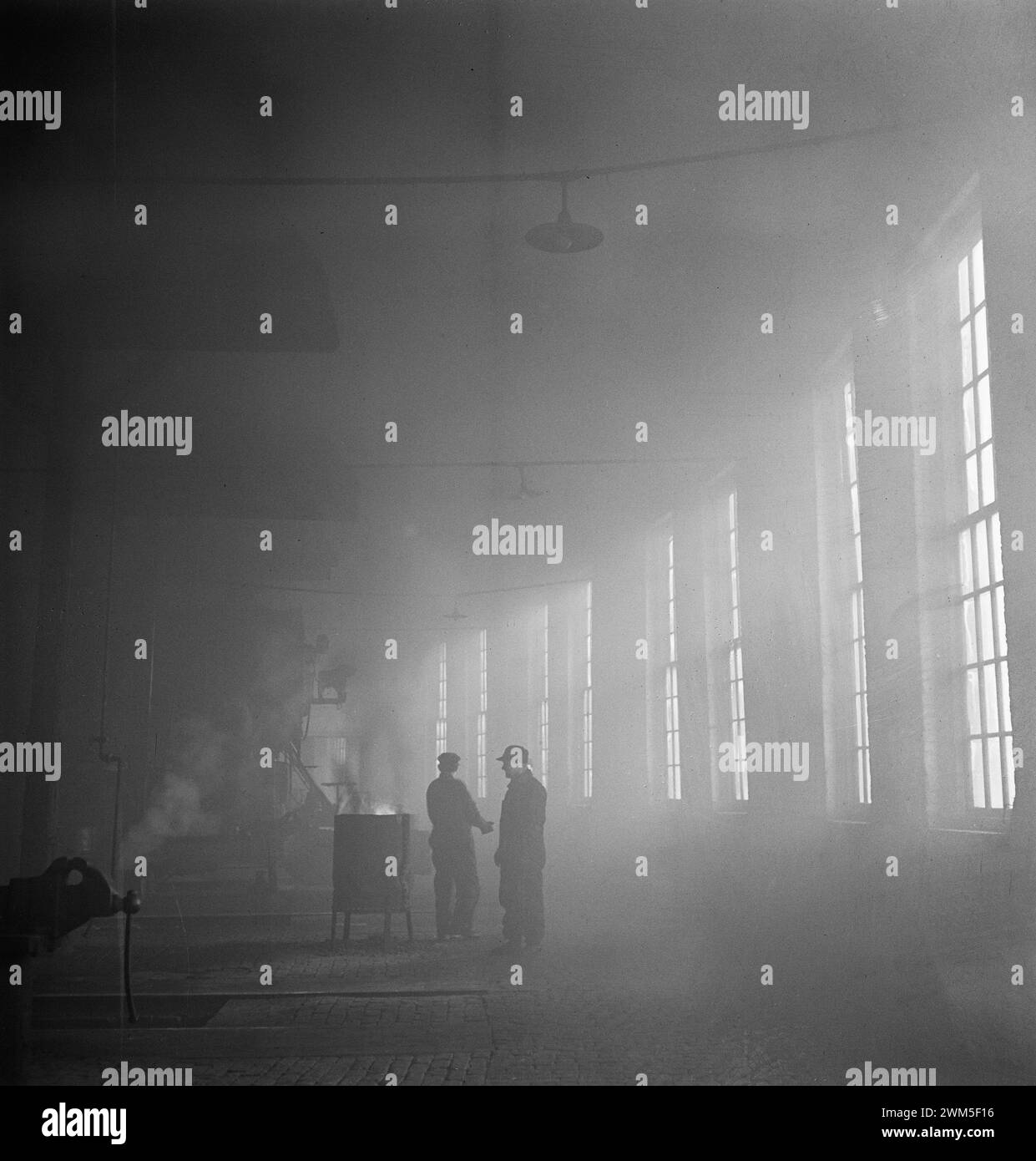 Train workers, locomotives - Chicago, Illinois. In the roundhouse at a ...
