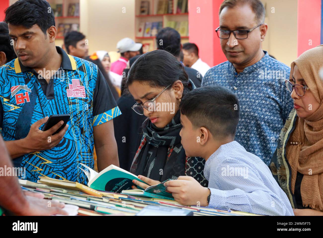 Dhaka, Bangladesh. 23rd Feb, 2024. Thousands of people gather at the ''Amar Ekushey Book Fair ...