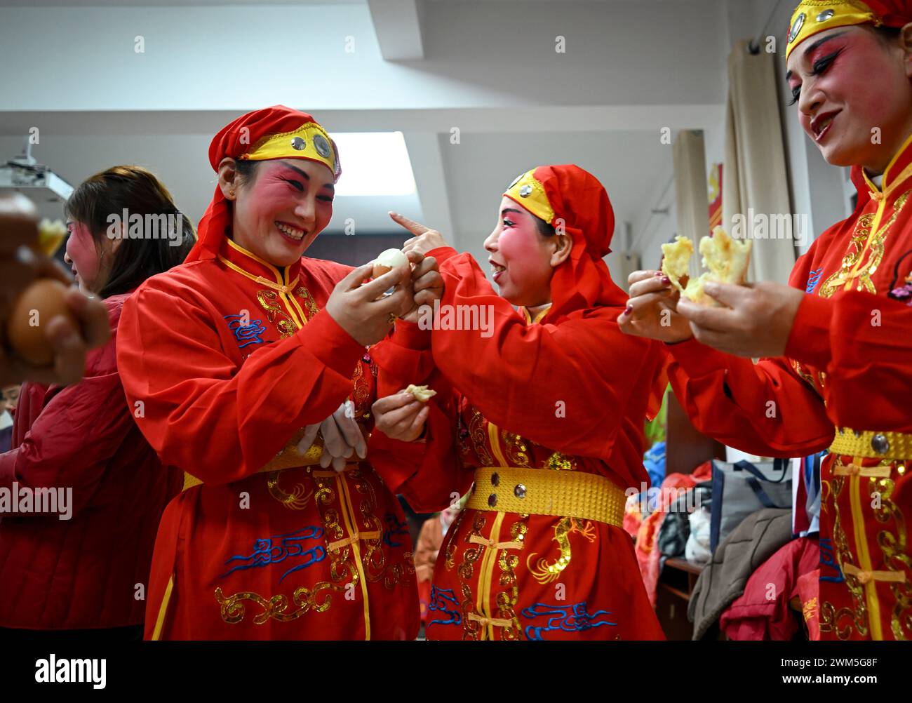 National dragon dance competition hi-res stock photography and images ...