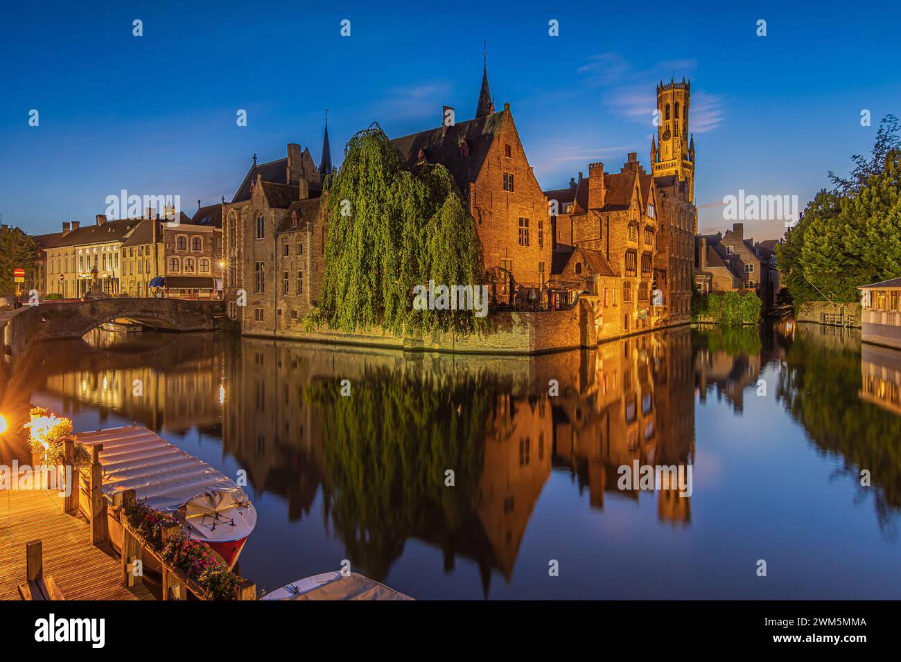 Center of old town Bruges. Belgian Hanseatic city in the evening with ...
