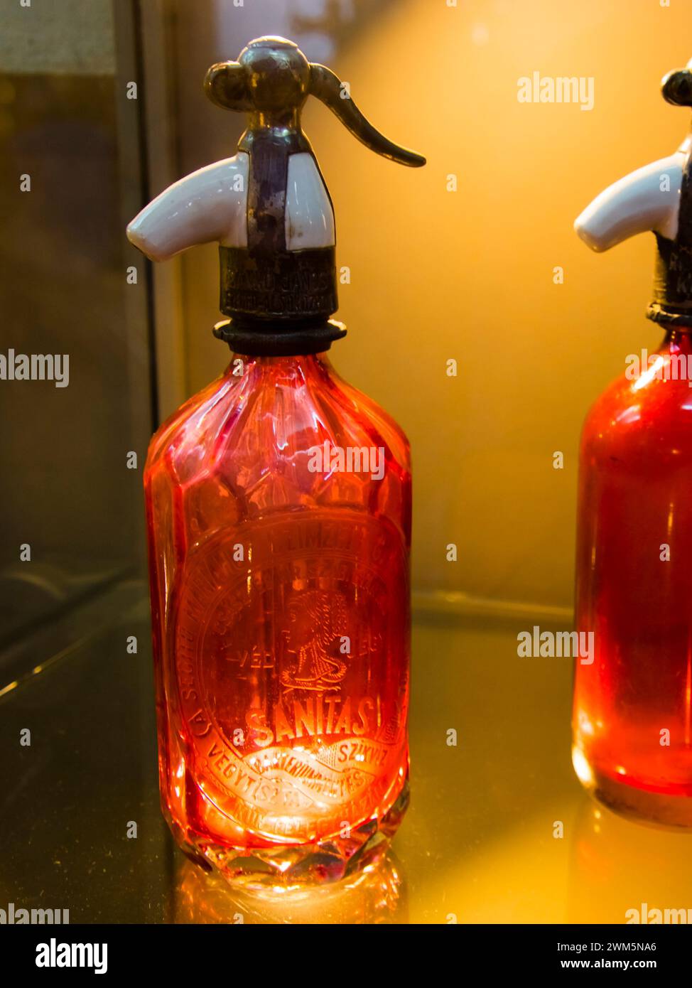 Soda siphon siphons hi-res stock photography and images - Alamy