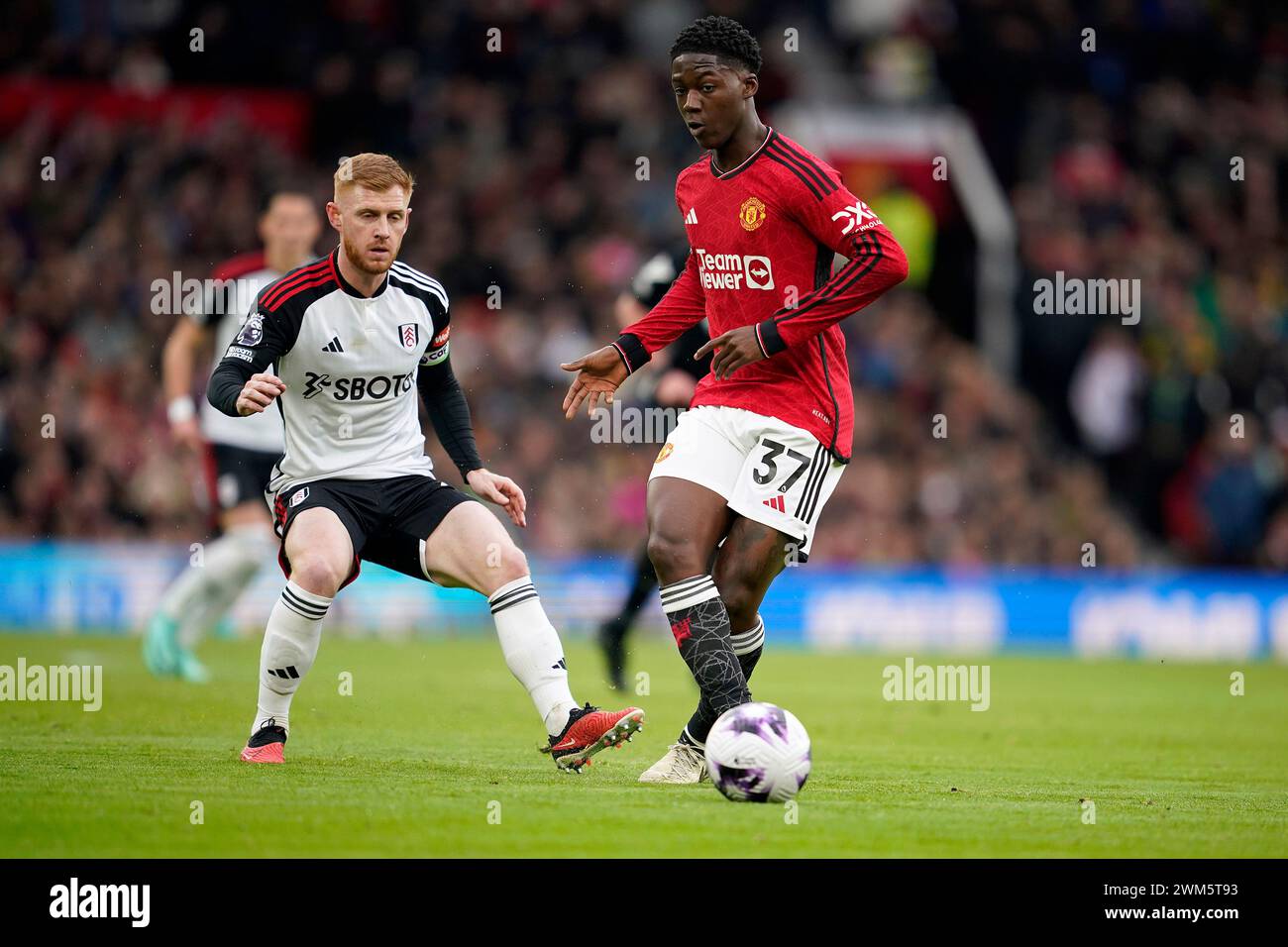 Fulham's Harrison Reed, left, and Manchester United's Kobbie Mainoo ...