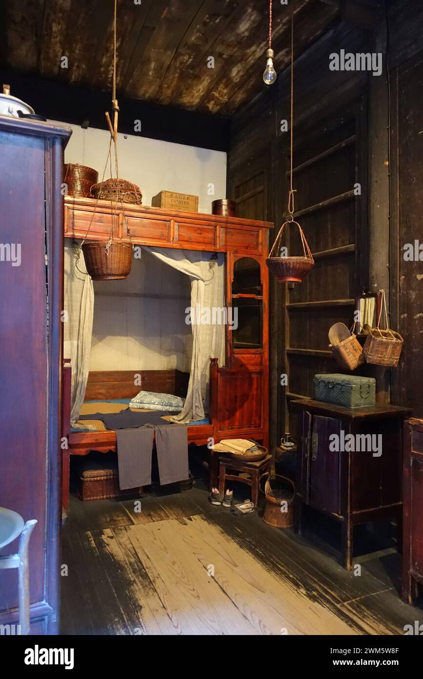 Bedroom - Yin Yu Tang House Stock Photo - Alamy