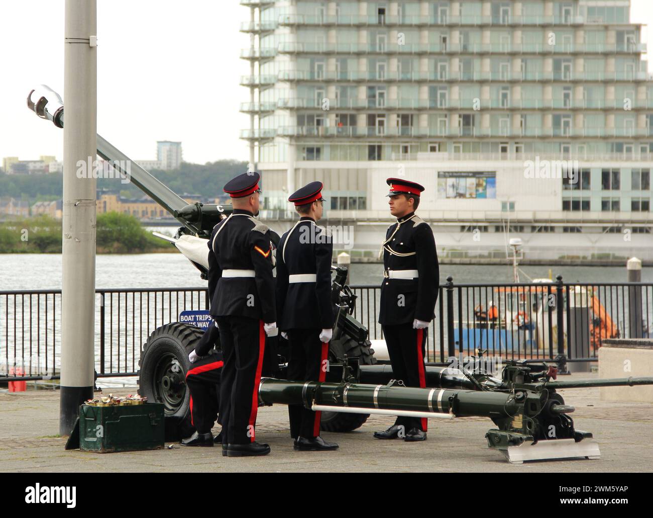 105 regiment royal artillery fire hi-res stock photography and images ...