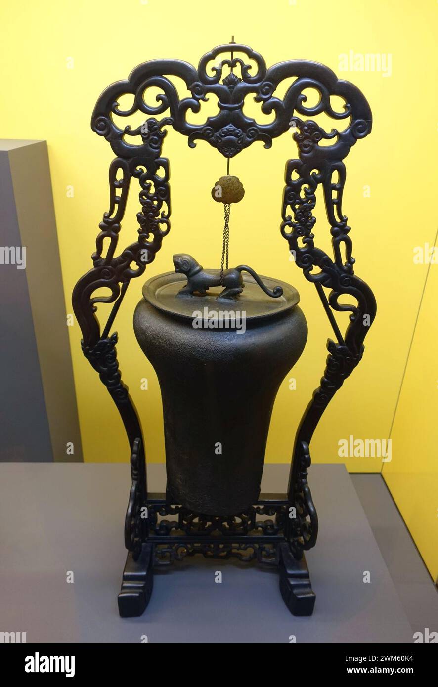 Bell, China, Han dynasty, 206 BC to 220 AD Stock Photo - Alamy