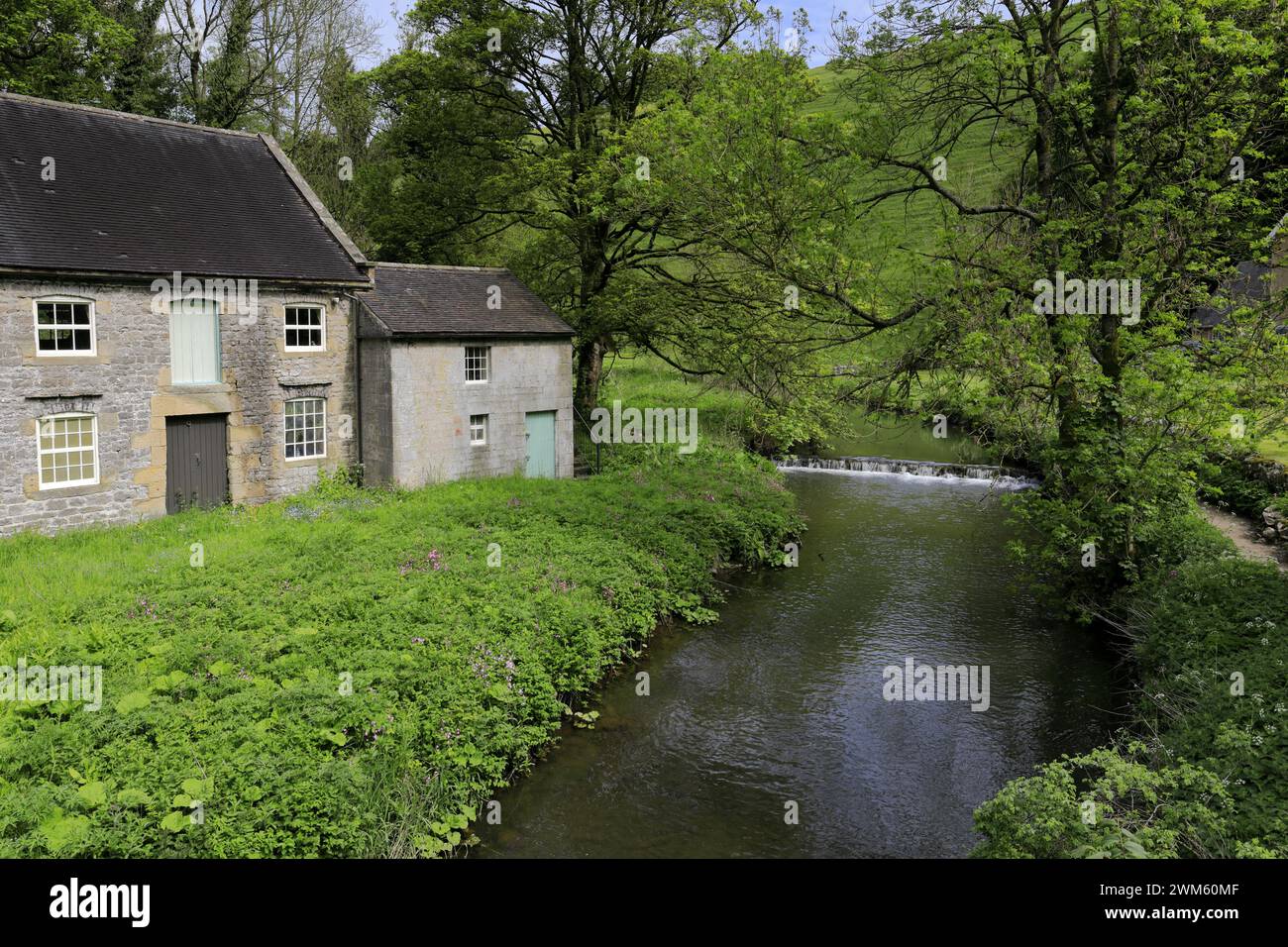 View through the river Dove in Wolfscote Dale, Derbyshire, Peak ...