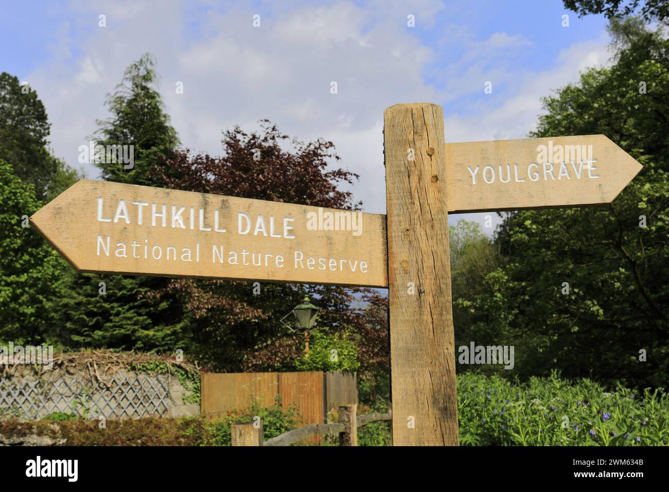The River Lathkill at Lathkill Dale, Over Haddon village, Derbyshire ...