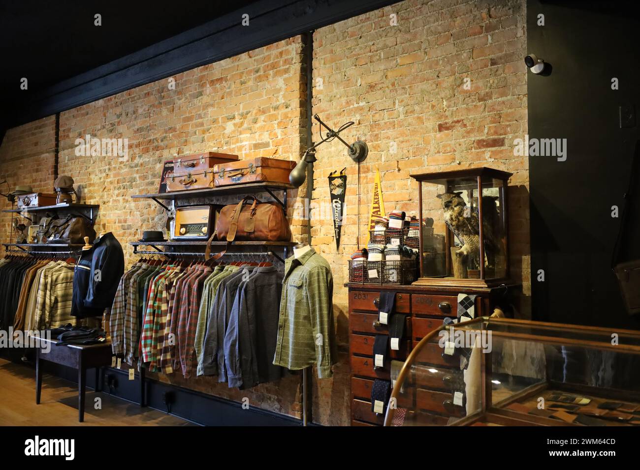Stylish clothing store hi-res stock photography and images - Alamy