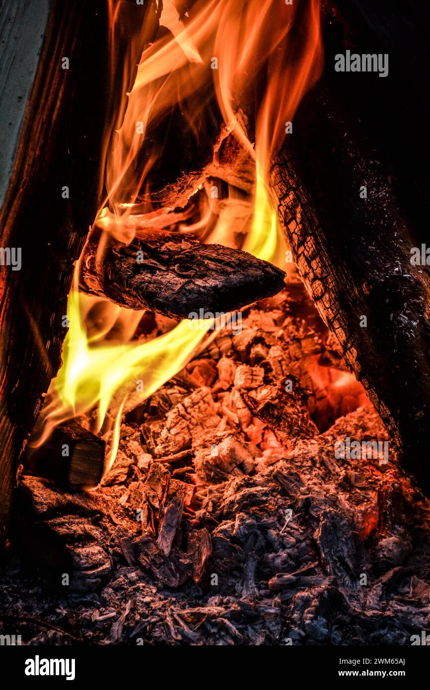 Glowing embers detail hi-res stock photography and images - Alamy
