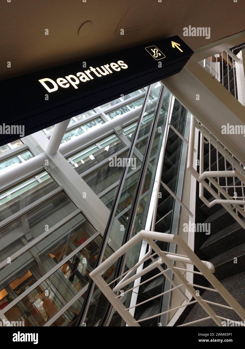 Airport departures sign hi-res stock photography and images - Alamy