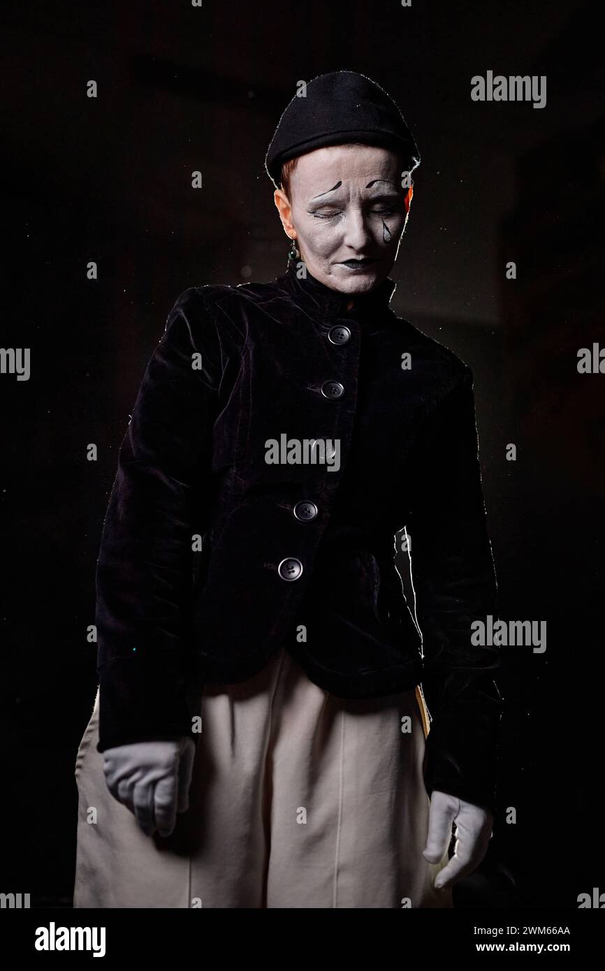 Drama actor spotlight hi-res stock photography and images - Alamy