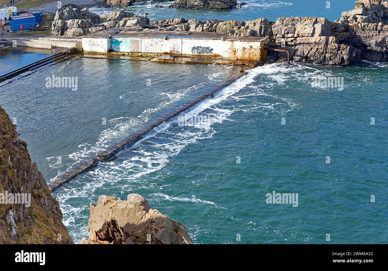 Pool between buildings hi-res stock photography and images - Alamy