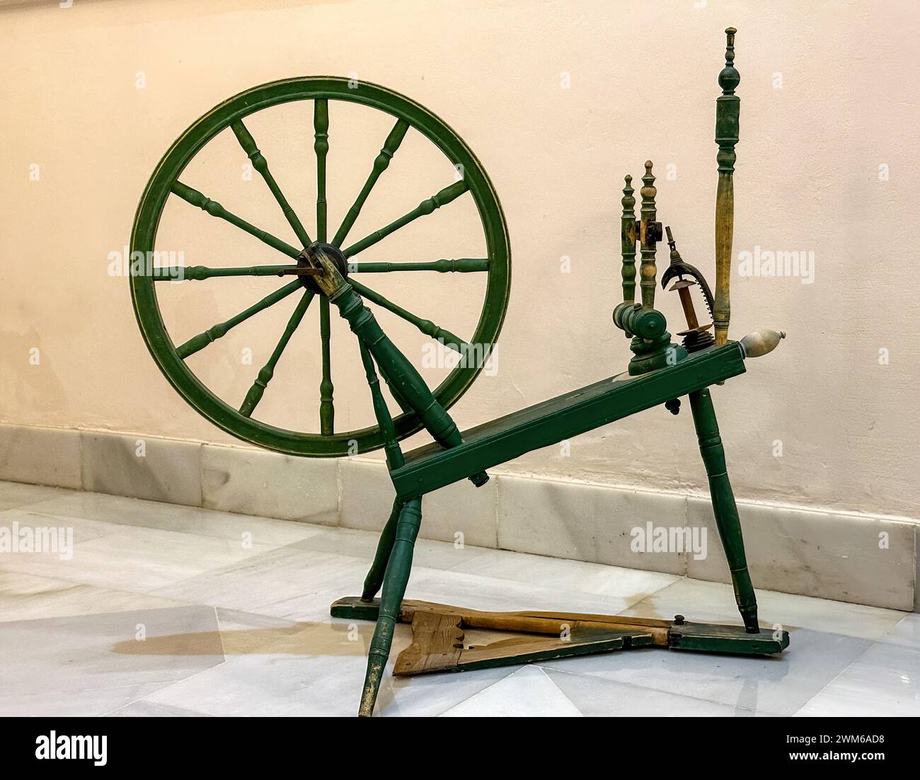 Antique spinning wheel hi-res stock photography and images - Alamy