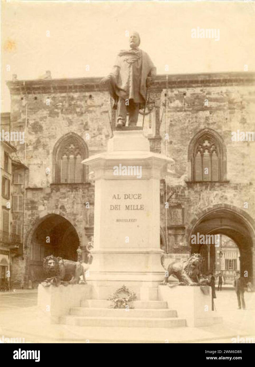 Bergamo - Piazza Vecchia - Monumento a Giuseppe Garibaldi Stock Photo ...
