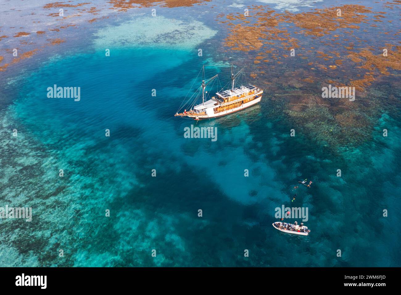 Coral reef from above hi-res stock photography and images - Alamy