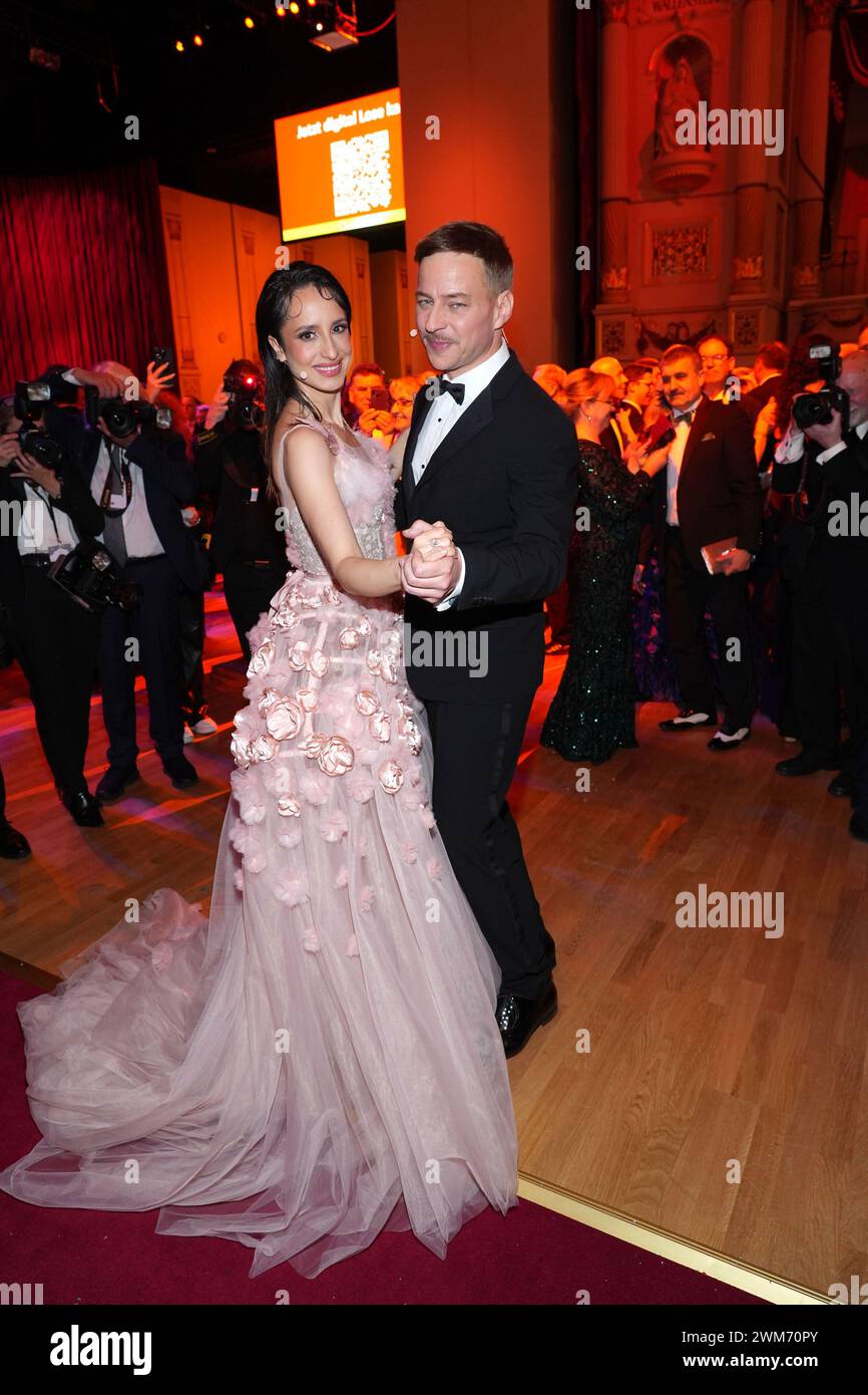 Stephanie Stumph und Tom Wlaschiha beim Semper Opernball am 23.02.2024 in Dresden Stock Photo ...