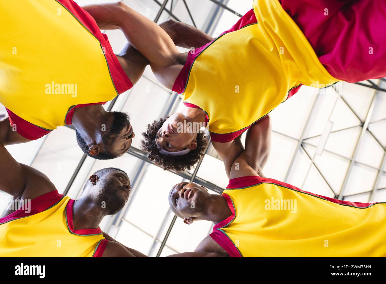 Team huddle hi-res stock photography and images - Alamy