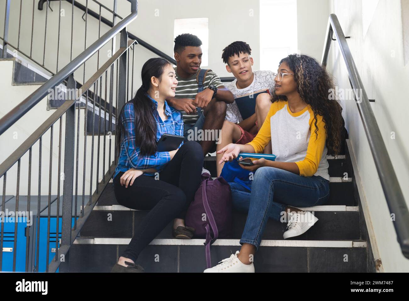 School students on stairs hi-res stock photography and images - Alamy