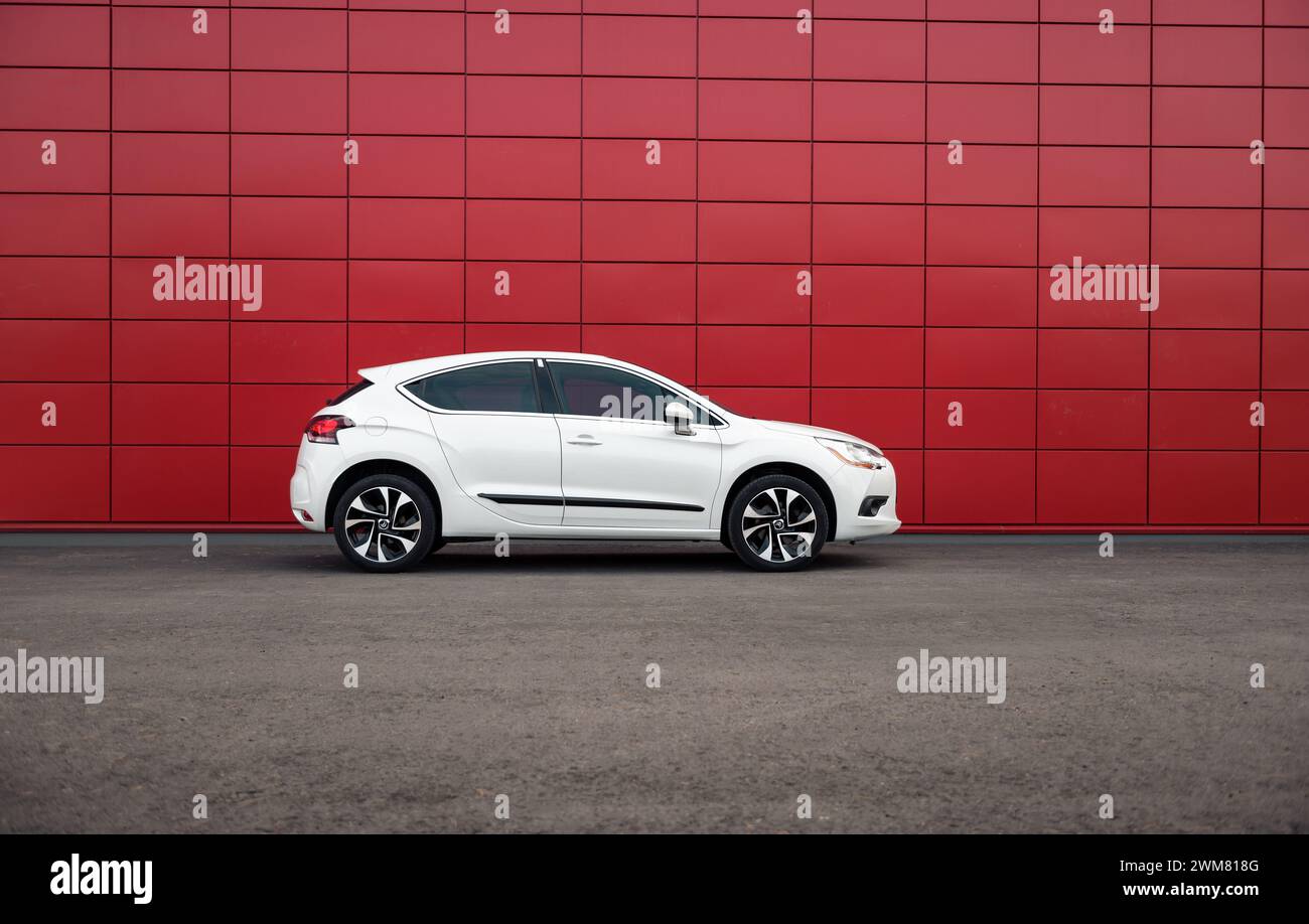 Side view parked hi-res stock photography and images - Alamy