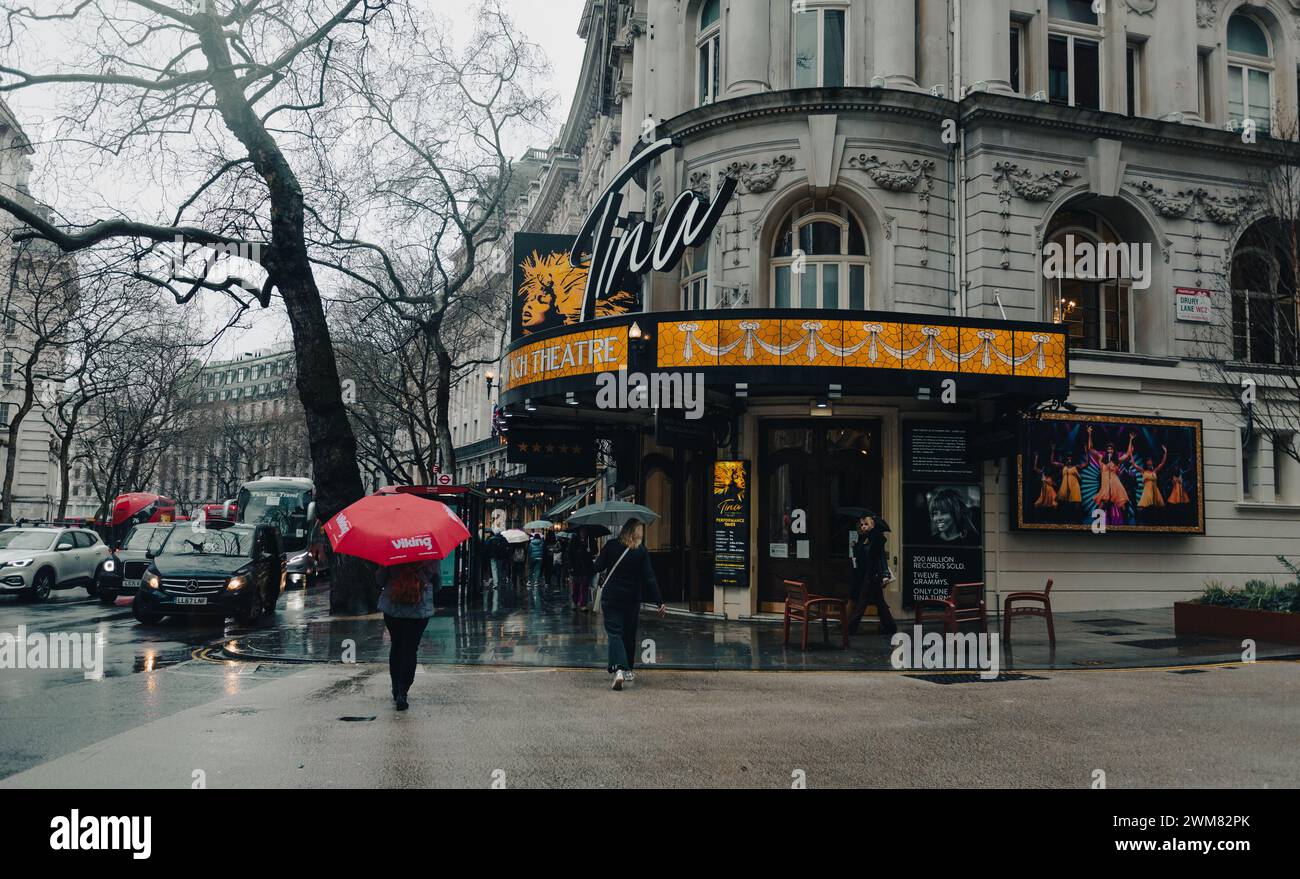 Rainy street view hi-res stock photography and images - Alamy