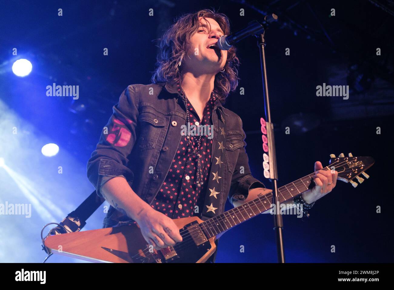 The singer Raul Gutiérrez, from the group Rulo y la contrabanda ...